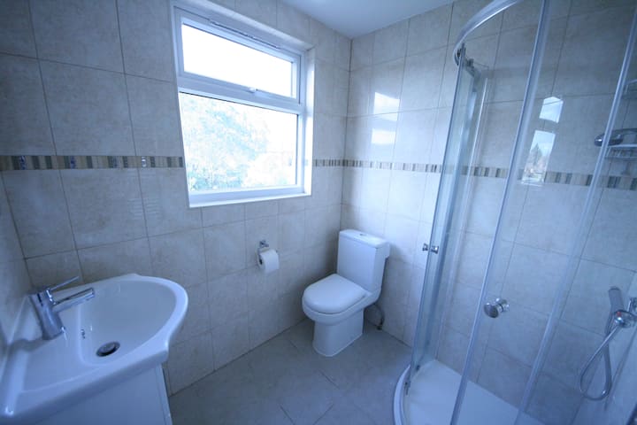 1696 Clean Double En-suite Room - Harpenden