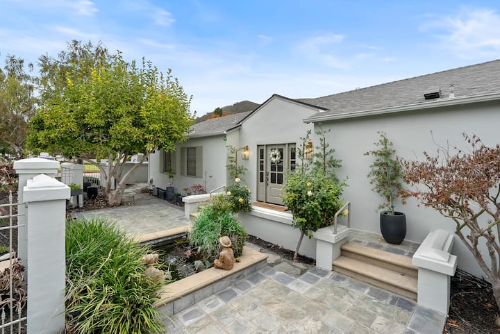 Charming Storybook Cottage San Luis Obispo -5 Star - San Luis Obispo, CA
