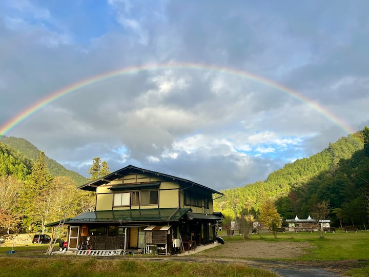 Guesthouse山音
高山市内より車で約20分、渓流と山に囲まれた、静かな場所にある1棟貸し宿 - Takayama