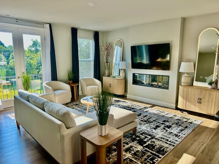 Luxury Penthouse 4br Townhome W/balcony + Garage - Raleigh, NC