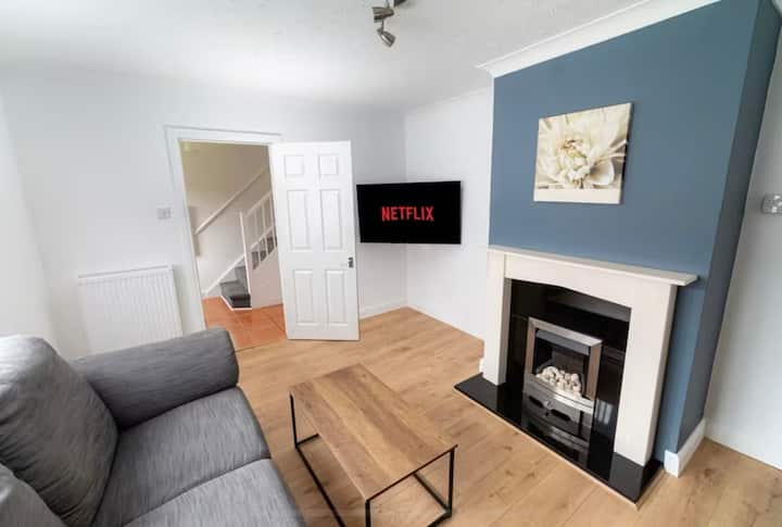 Comfortable & Convenient 3 Bed House, Basingstoke - Basingstoke