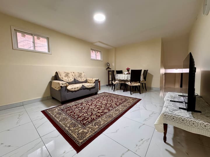 Bright & Modern Apartment Near The Park, Sleeps 3 - Brampton