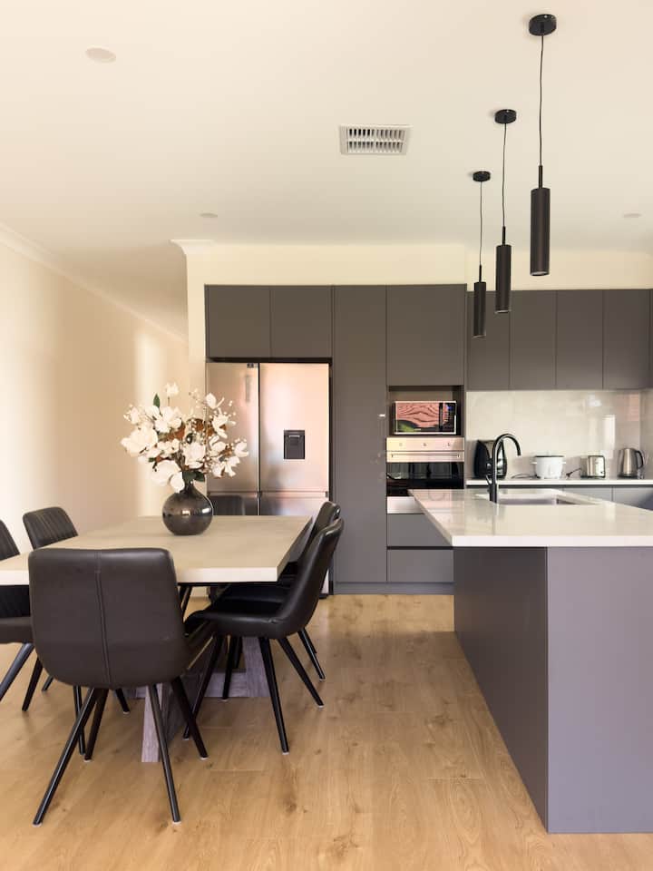 [Brand New] Galaxy Homes – Luxury Racecourse Stay - Adelaide