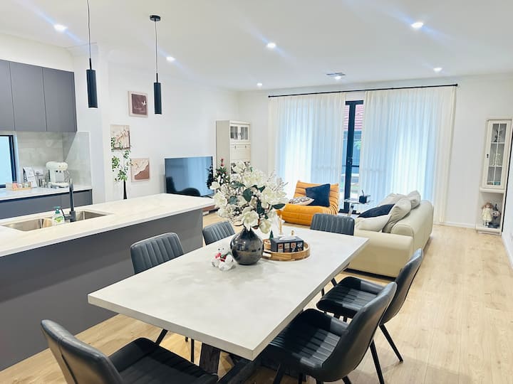 [Brand New] Galaxy Homes – Luxury Racecourse Stay - Glenelg