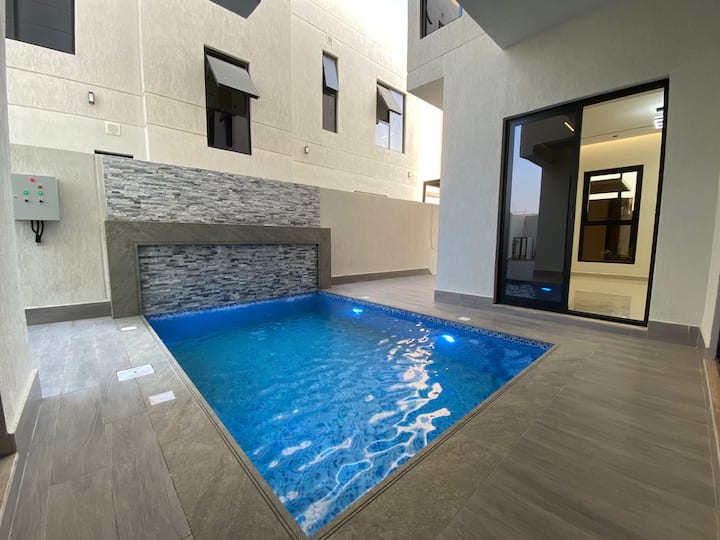 Luxury Ensuite Bedroom#1 W/wardrobes In Villa - Ajman