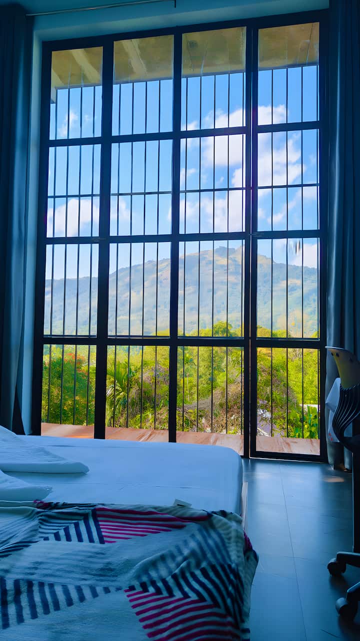 Luxury 1 Bedroom Mountain View Villa - Kerala