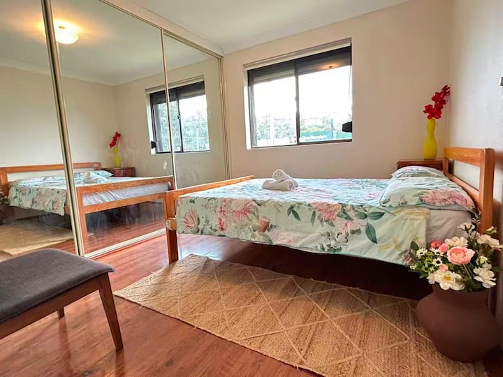 Room B6 /Big Mirror Closet/2 Shared Full Bathrooms - Blacktown