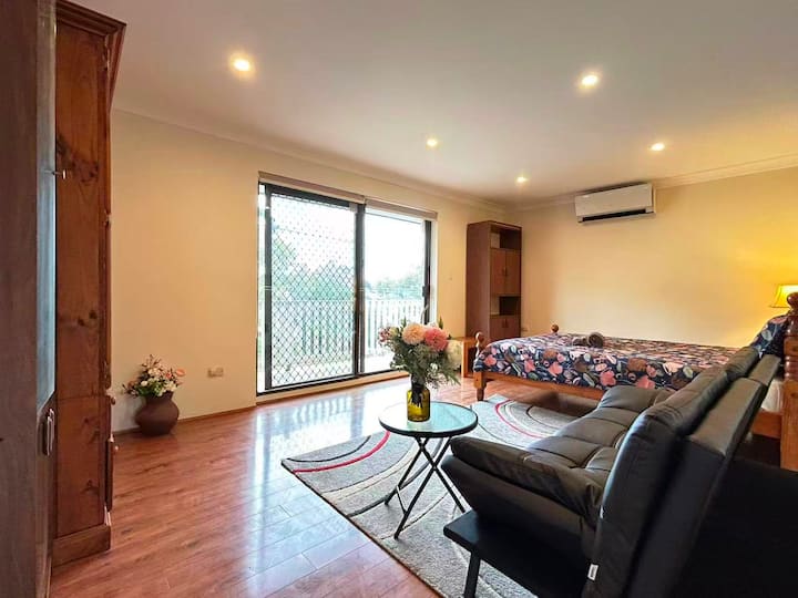 Room B3 /1 Bed+1 Sofa Bed/patio/spacious - Blacktown