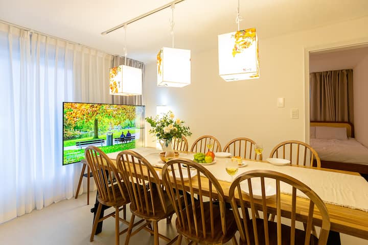 [특가]홍대역 도보7분/넓은1층8인숙소/가족.친구모임환영/이태원/강남/종로/짐보관/음식배달 - Seoul