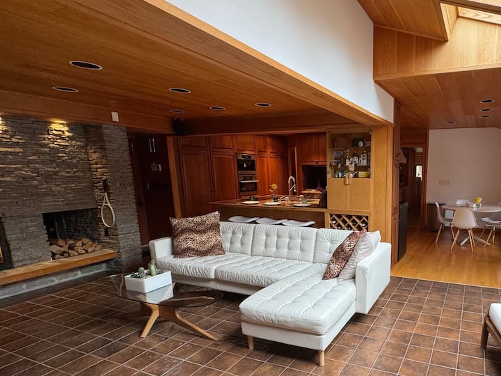 Quiet Mid-century Getaway - West Hartford, CT