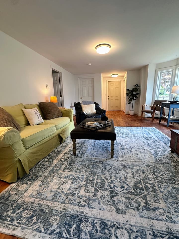 Captain's Haven - In-town Belfast Apartment - Belfast, ME