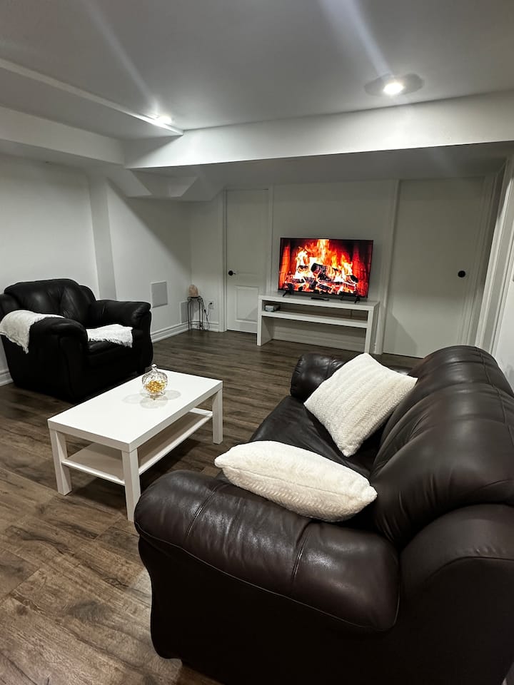Cozy Basement Suite Getaway - Ajax