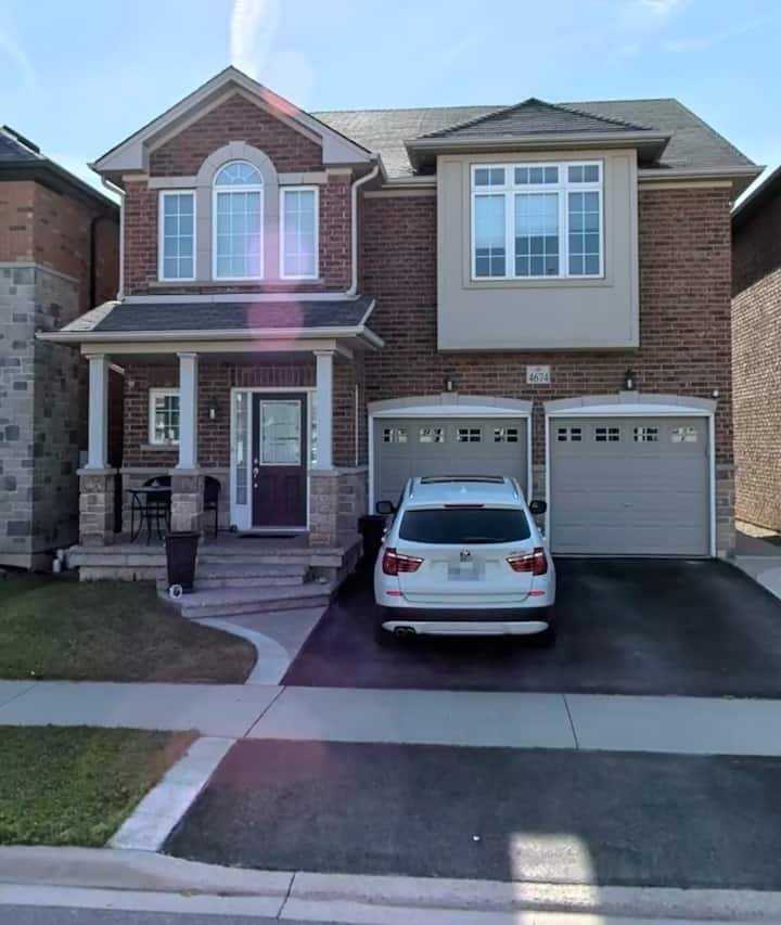 Beautiful 5 Bedroom Home In Burlington. - Burlington