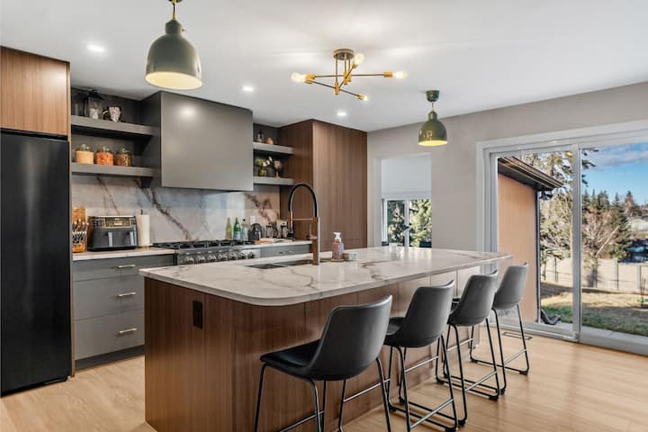 Designer Gem | Garage | Huge Yard | Kids Friendly - Calgary