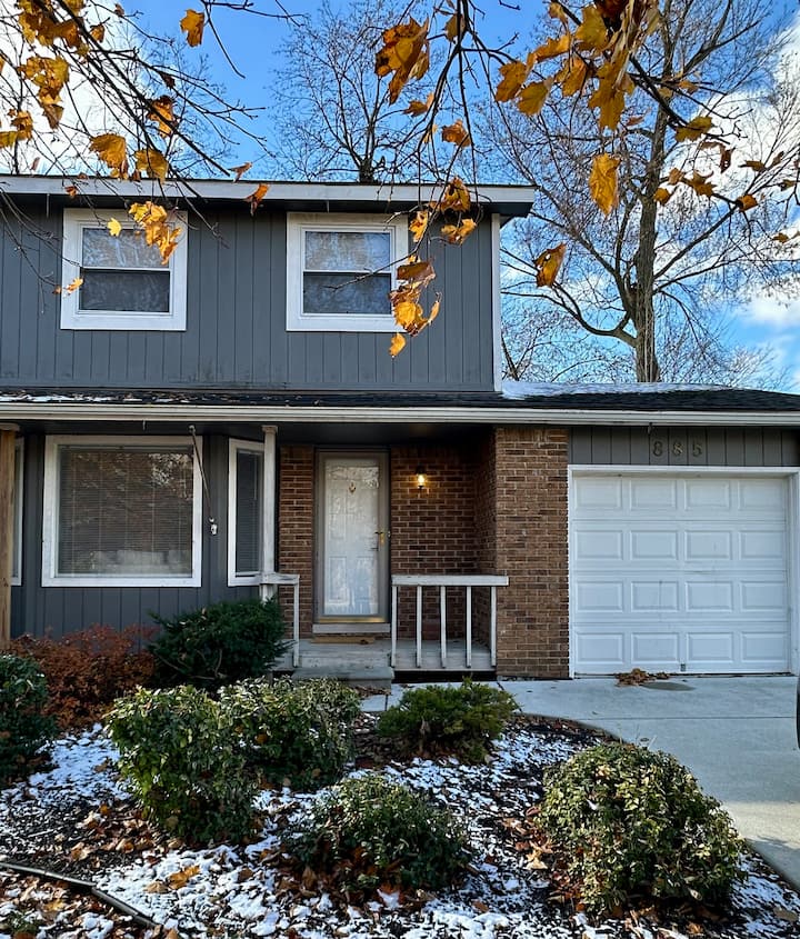 Walled Lake Townhouse - Farmington Hills, MI