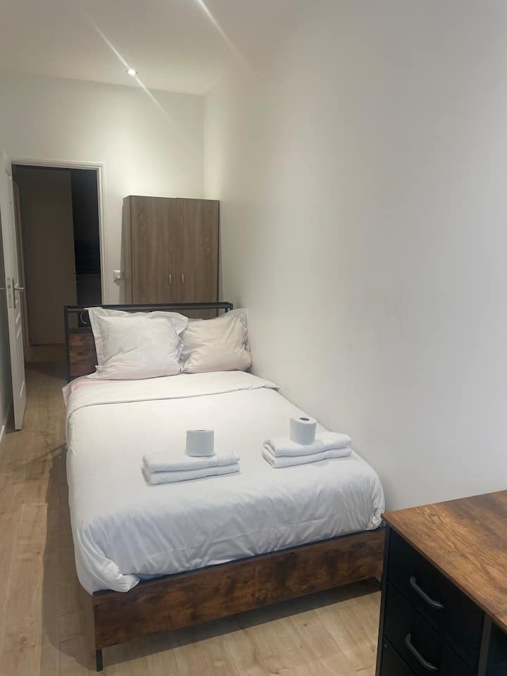 Belle Chambre Cuisine Et Salle De Bain Commune - Puteaux