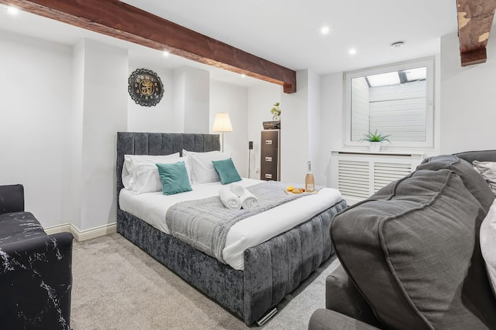 The Snug - For Professionals/contractors/leisure - Bury