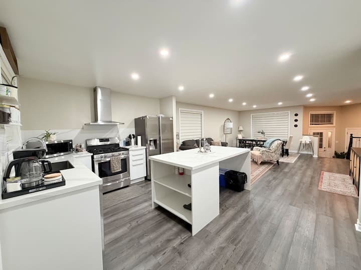 Bright 3-bedroom Upper Suite Home Parking Included - Barrie