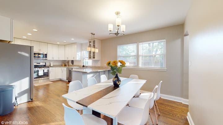 Spacious 4br • Pool Table • Fenced Yard - Oak Brook, IL