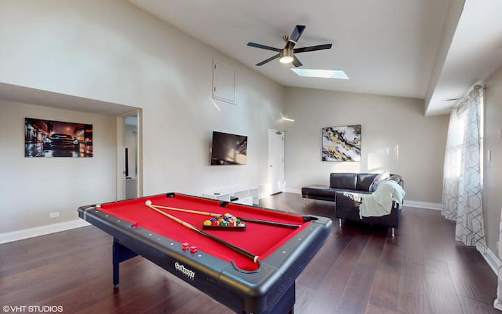 Luxury 4br Home W/ Pool Table & Beautiful Kitchen - Oak Brook, IL