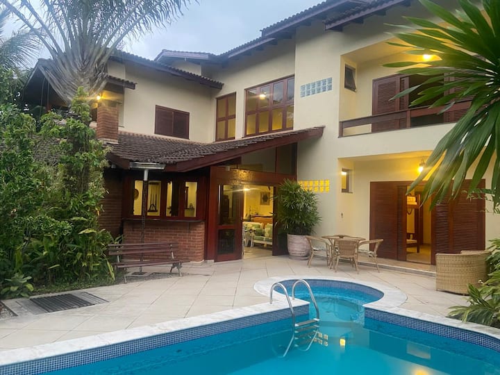 Espaçosa Casa Em Condomínio De Alto Padrão. - São Sebastião