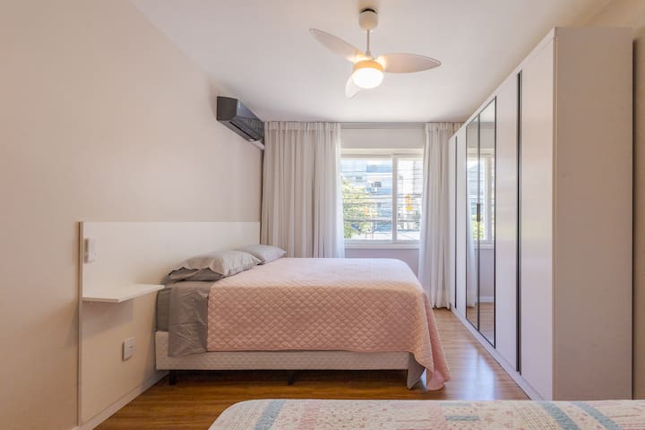 Amplo Apto, C/ Garagem, Ar Cond, Próx H. Moinhos V - Porto Alegre