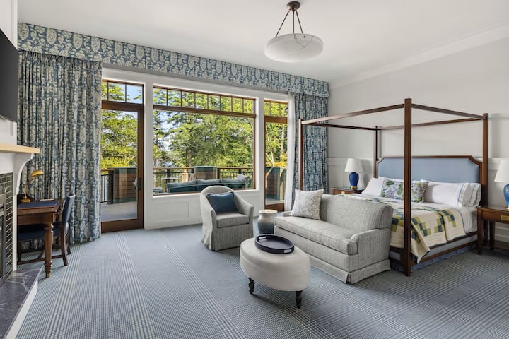 Lakeview King Suite With Balcony - Laconia, NH