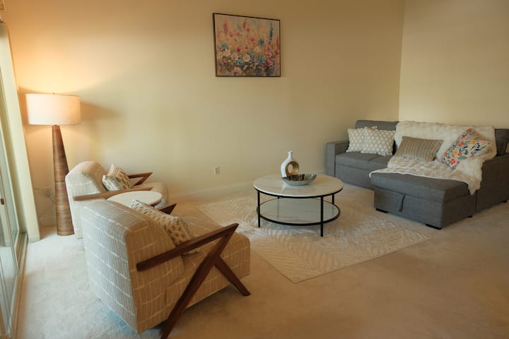 Large 2-bed, 2-bath Townhouse With Pool, Laundry - Calabasas, CA