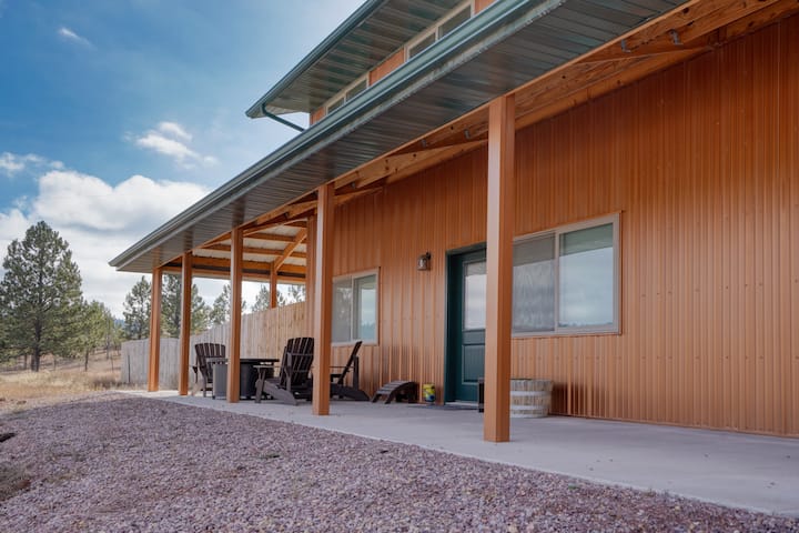 The Gold Barndominium W/ Hot Tub - Wind Cave National Park