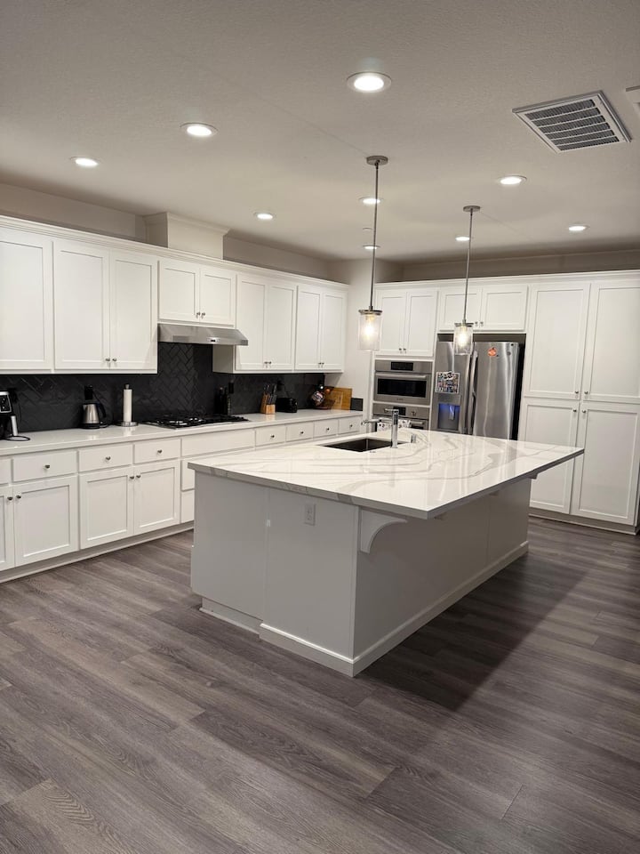 Spacious & Modern 4bds · Walk To Shops & Bart - San Ramón, CA