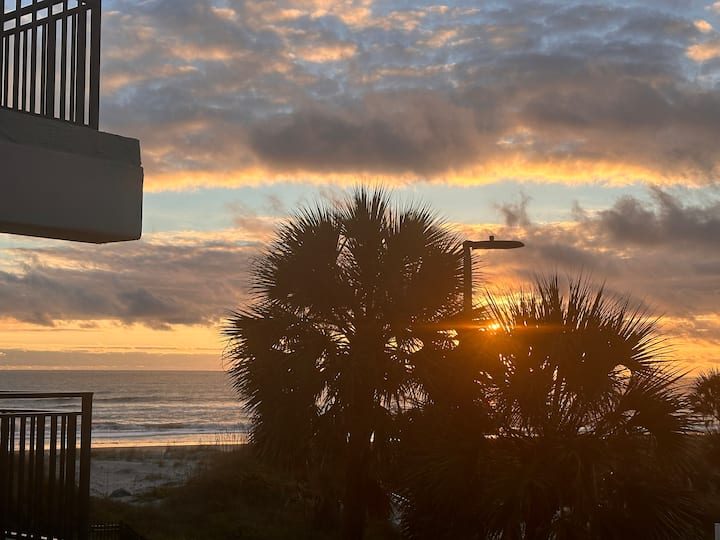 Valhalla! Oceanfront 2br/1ba Viking-themed Oasis! - Neptune Beach, FL