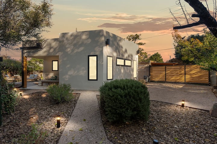 Chic & Cozy Urban Retreat In The Heart Of Nob Hill - New Mexico