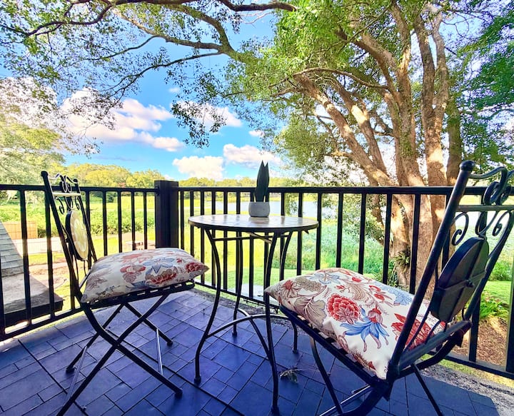 Romantic Lakefront Getaway With Balcony Unit A - Orlando, FL