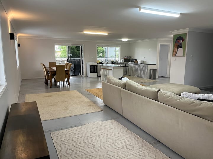 Fully Furnished 4 Bedroom Apartment - Yarraman