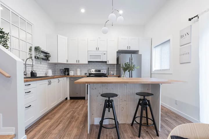 Cozy 2 Bed 2 Bath Unit - London