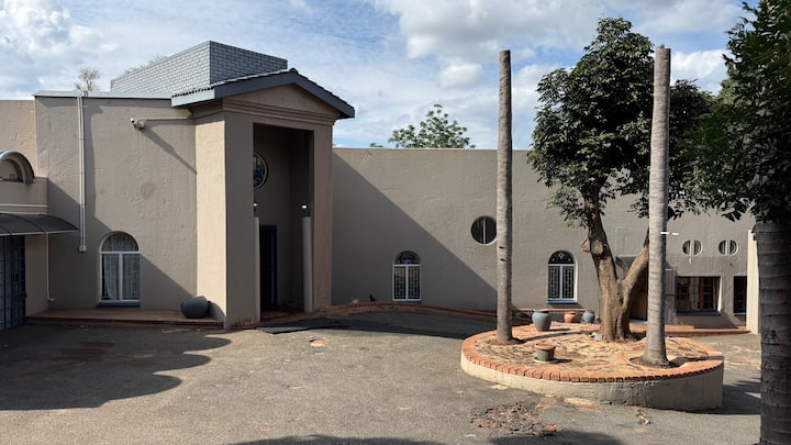 Festive Mansion: 15 Bedrooms, Space, Fun & Freedom - 