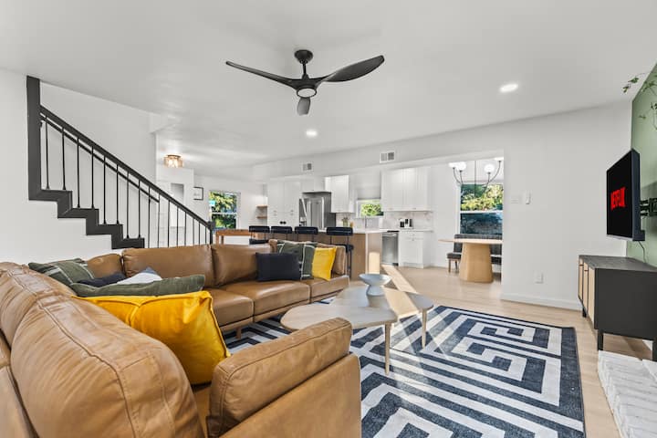 Luxury Stay Near Dfw | Pool, Hot Tub & Game Room - Irving, TX