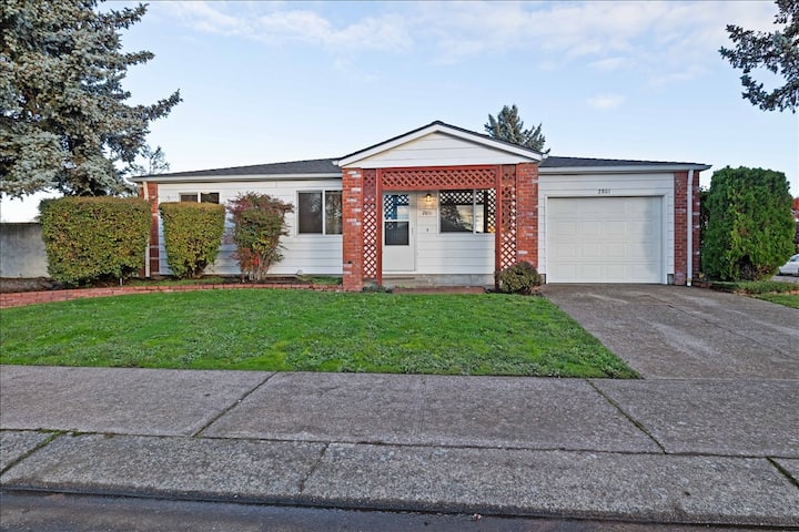 Quiet, Comfortable Condo With Garage & Patio - Albany, OR