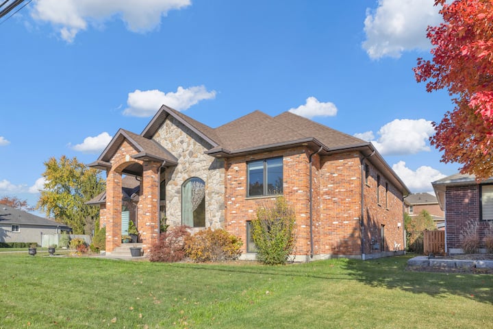 The Windsor Castle Retreat- Luxury Stay In Lasalle - Windsor, ON, Canada