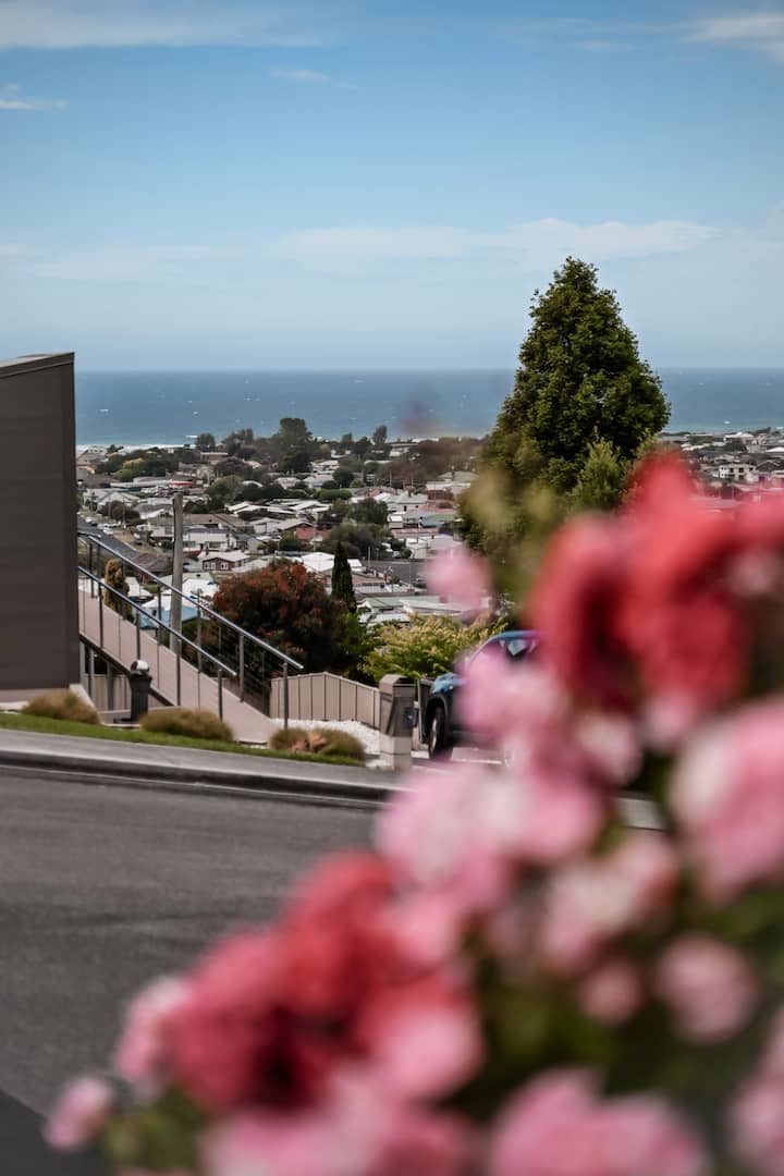 Maple Views | Charming Home With Coastal Views - 포스