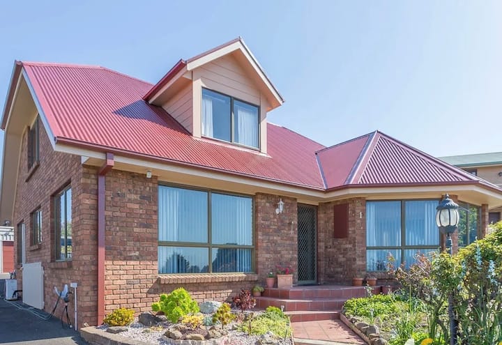 An Inviting And Homely Oasis With Panoramic Views. - Penguin