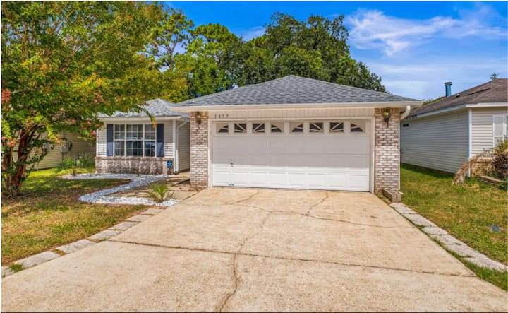 Cozy Coastal Retreat, Hot Tub & Outdoor Cinema - Fort Walton Beach, FL