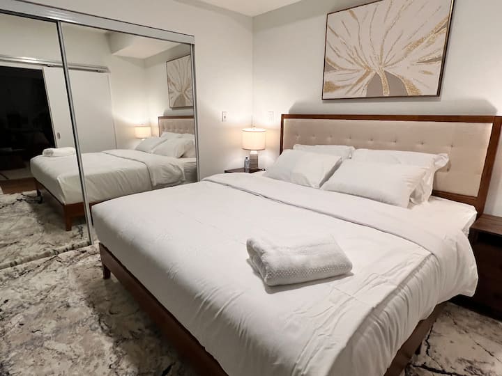 Gym /Swimming Pool/sauna - Parking - King Bed - Toronto