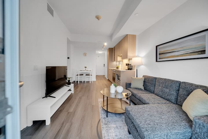 Modern 1 Bed Condo • Square One - 256