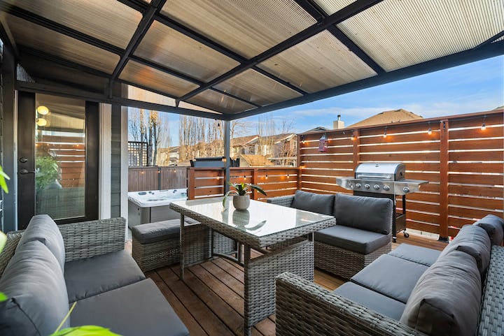 The Copperleaf Luxury Retreat W/ Hot Tub - Calgary