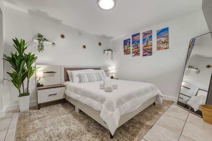 Studio In Walking Distance  To Miami Freedom Park! - Miami, FL