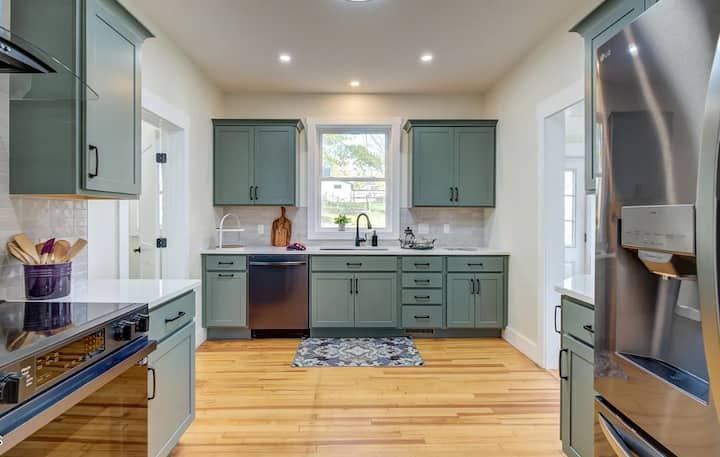 Large, Fully Remodeled Stocked Home In The Village - Schenectady, NY