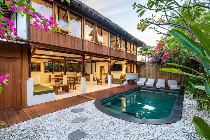 Villa Tiga - Spacious 3-bedroom Villa With Pool - Gili Islands