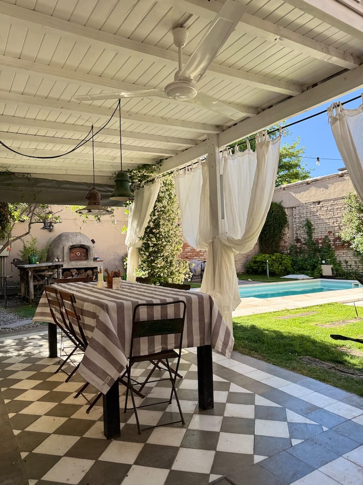 Acogedora Casita Céntrica Con Piscina Y Garage. - Argentina