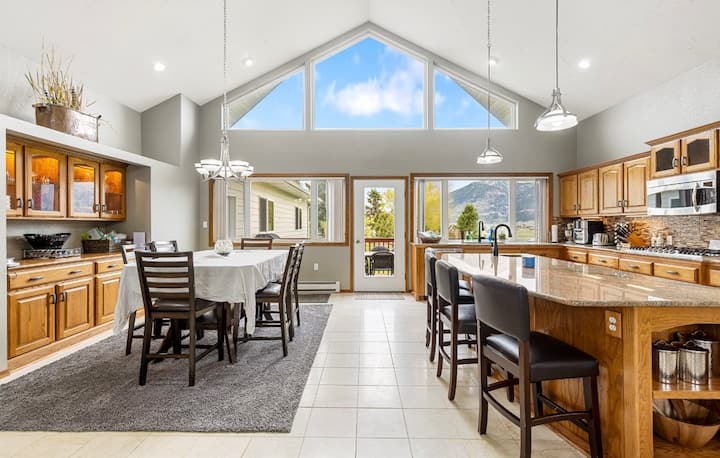 Enjoyable Spacious House With Great Mountain Views - Butte, MT
